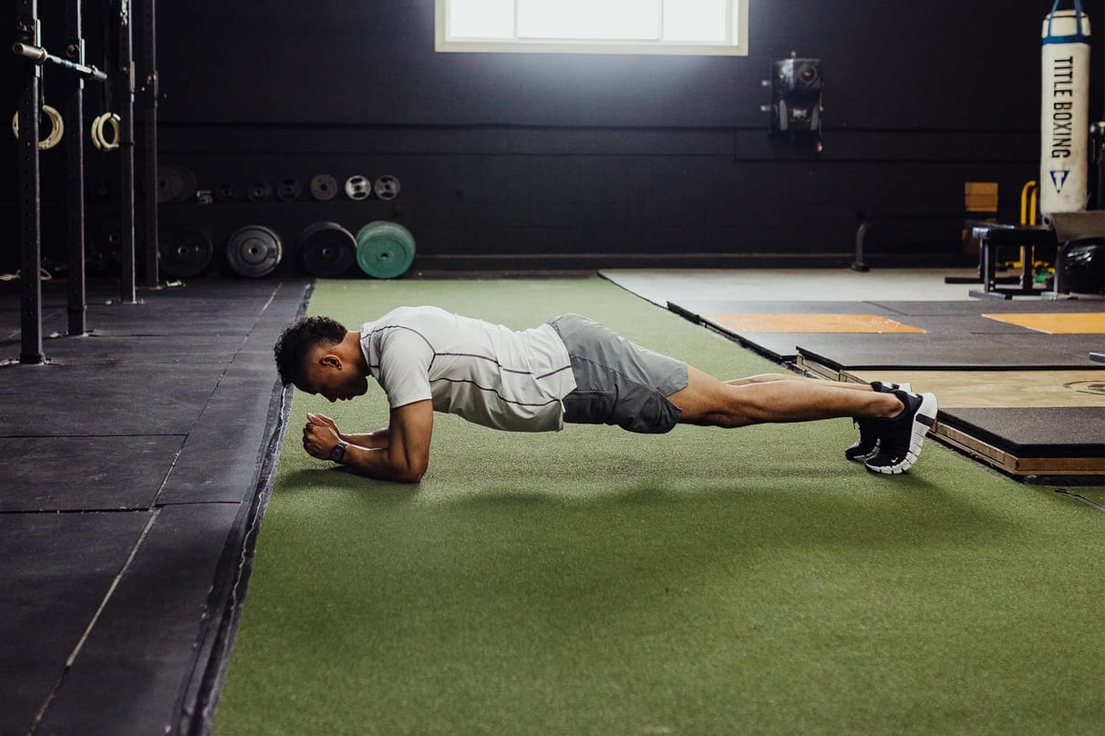 Übungen bei Bandscheibenvorfällen – erklärt von Expert:innen. Nike LU